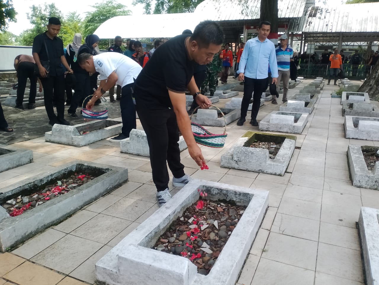 Suasana Khidmat Warnai Tabur Bunga Hari Pahlawan di Rawagede ...